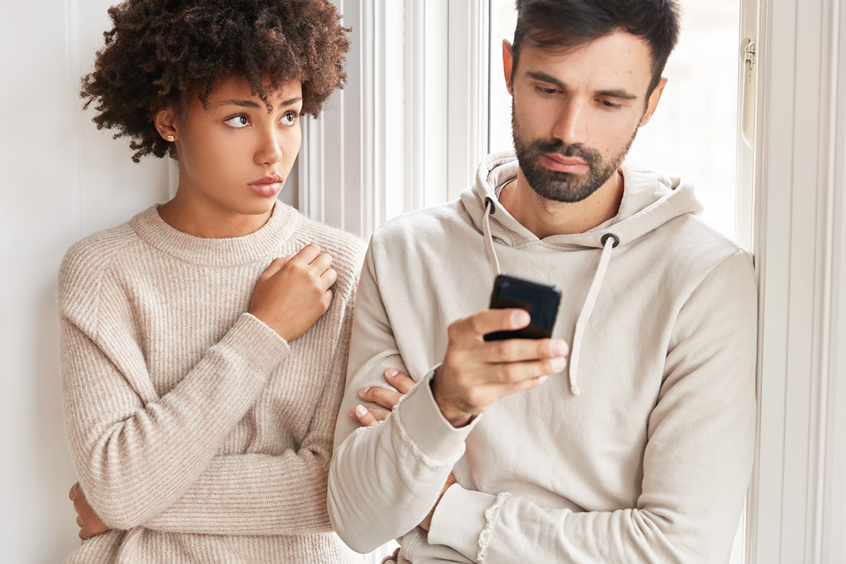 Begini Cara Mengungkapkan Cemburu pada Pasangan - Berkeluarga