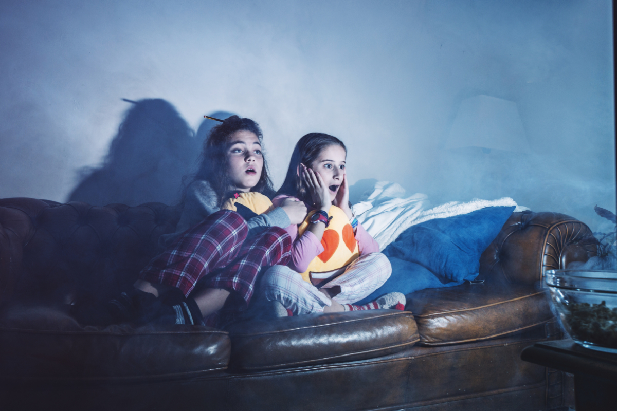 Dampak Buruk Anak Terlalu Sering Nonton Film Horor - Berkeluarga